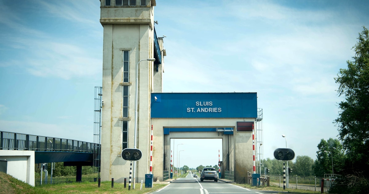 Asfalt over Sluis St. Andries heeft nieuwe slijtlaag, extra weekendafsluiting niet nodig | West ...