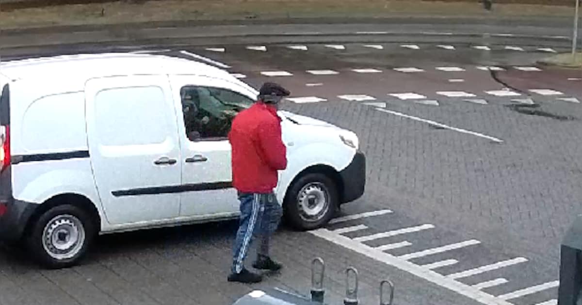 Bestuurder witte bestelwagen geeft man met rode jas een lift en krijgt ...