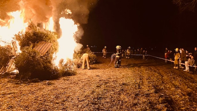 Riel blijft kerstbomen verbranden, onder toeziend oog van de brandweer ...