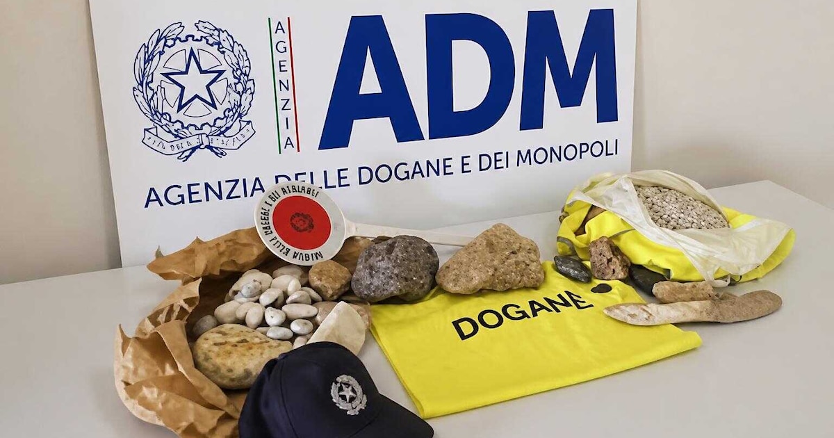 Franse toerist (69) riskeert tot 3000 euro boete nadat ze 40 kilo zand ...