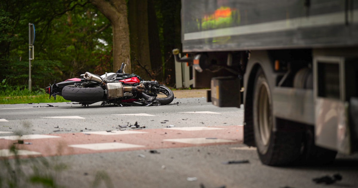 Motorrijder zwaargewond • Bij Jinek zat een monster • Conducteur Mario ...