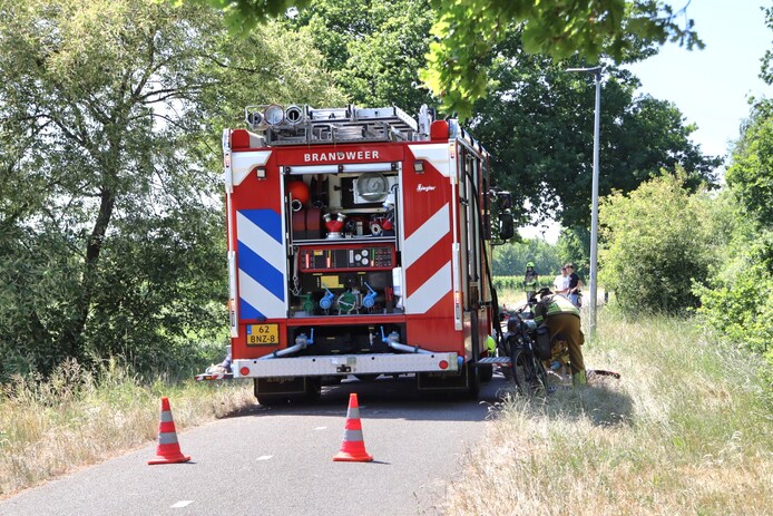 Hulpdiensten blussen bermbrandje, man raakt gewond als hij langs wagen ...