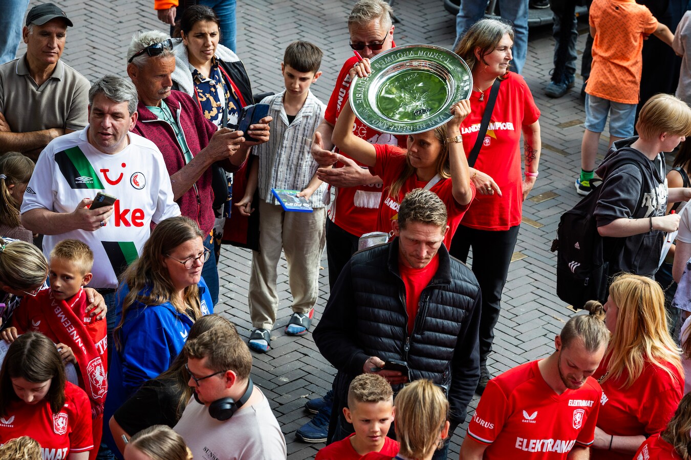 Paar honderd fans bij feestelijke huldiging van dames FC Twente | Foto ...