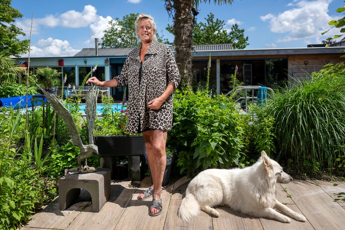 Samen met Yoshua uit Gambia, met elk een kruk in handen, de zee in. Nu ...