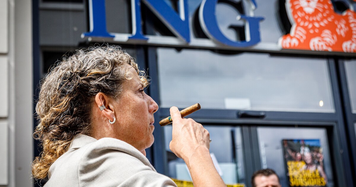 Extinction Rebellion steekt de draak met top ING-bank: met dikke sigaar ...