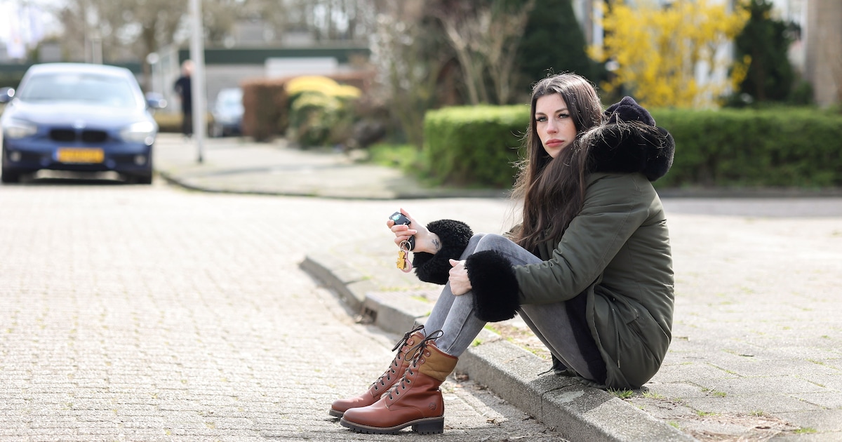 Michelle's auto werd brutaal gestolen toen motor liet draaien om ruiten ...