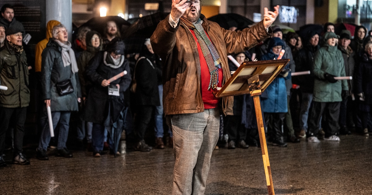 250 koorzangers tijdens Avond van Hoop, voorafgaand aan herdenking ...