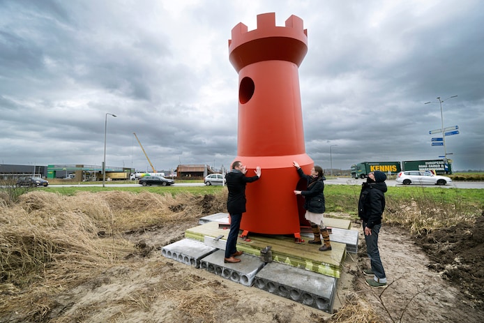 Deze opvallende rode toren siert nu de entree van Heteren, en straks ...