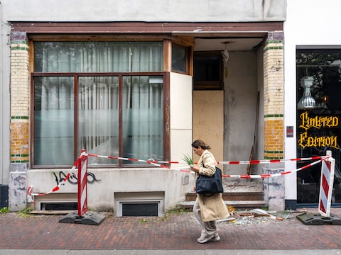 Vlak nadat man met hond passeert, gaan twee explosieven af; kan hij ...