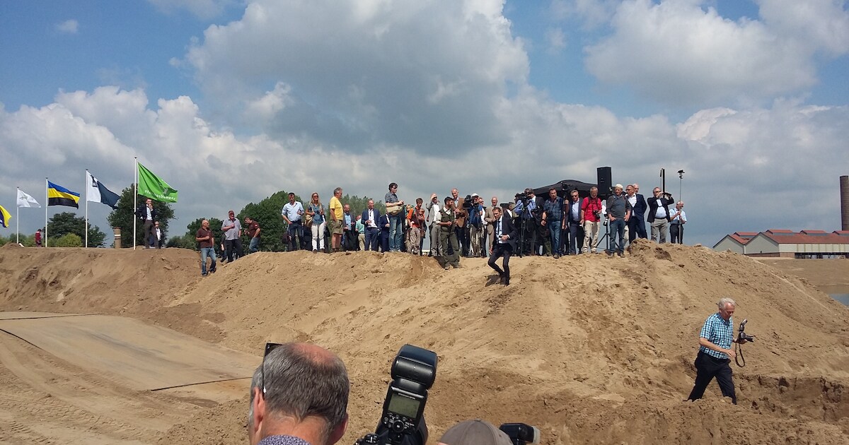 Van Dam steekt dijk Millingerwaard door in strijd tegen hoog water ...