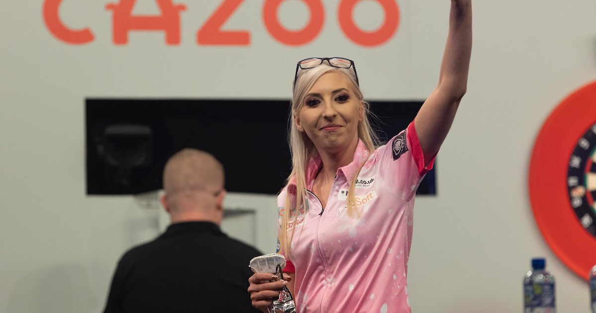 Fallon Sherrock schrijft geschiedenis: eerste vrouw ooit met 9-darter ...