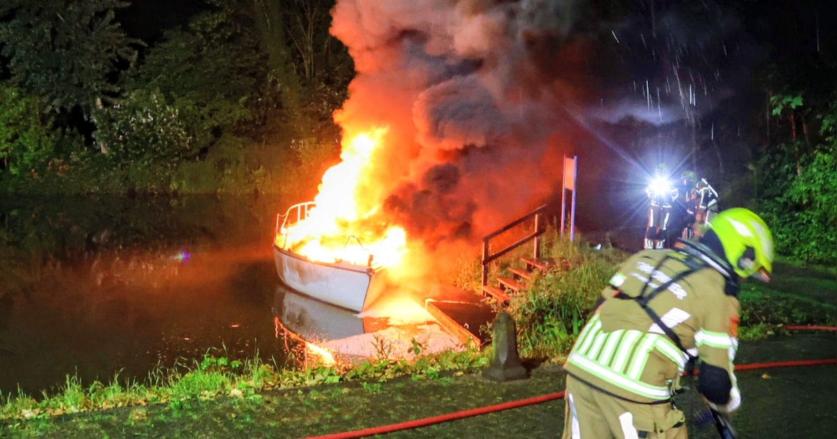 Plezierjacht niet meer te redden door brand | Regio | De Gelderlander.nl