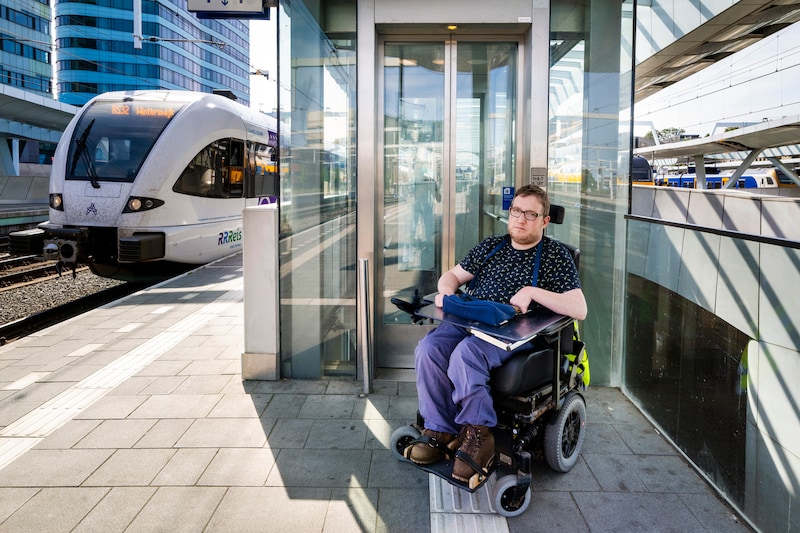 Jan Willem moet door kapotte lift kilometers omrijden in zijn rolstoel ...
