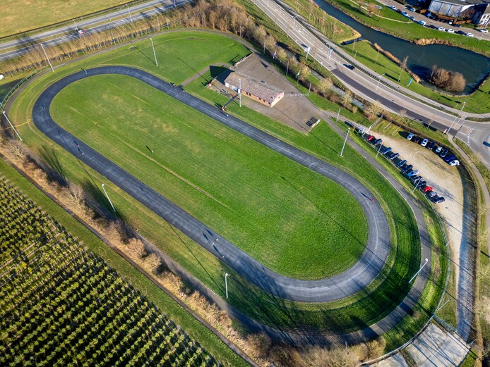 IJsbaan in Dodewaard geopend met een ijsvloer van 2 centimeter dik ...