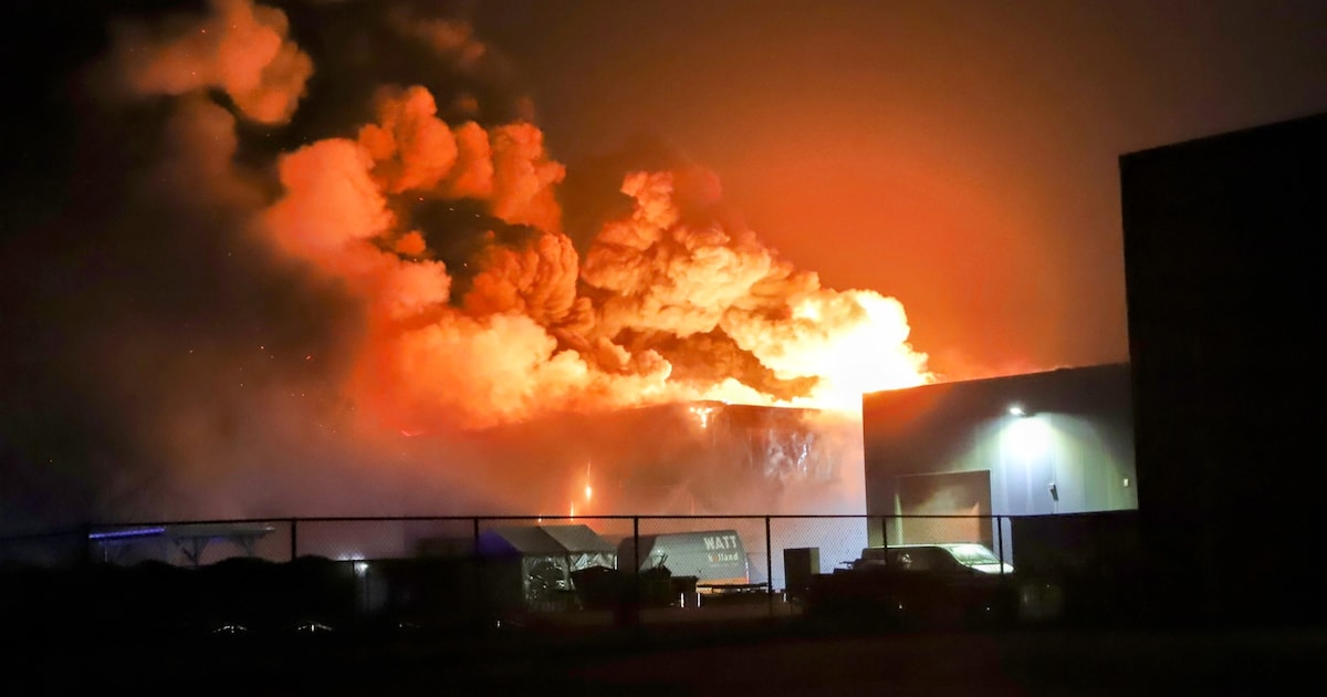 Grote uitslaande brand in bedrijfspand in Beneden-Leeuwen: 'sluit ramen ...