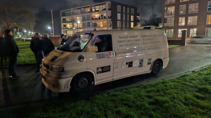 Actievoerder in wit busje duikt op bij protest tegen azc: Vuurwerk naar ...