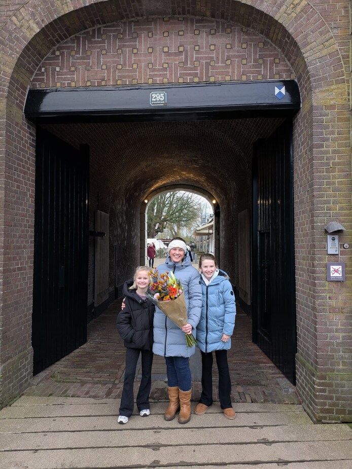 Mirjam Meerkerk en haar dochters zijn de 100.000ste bezoekers bij Slot ...