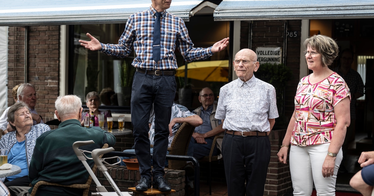 Staande ovatie op laatste dag van een roemrucht café, en dan draait ...