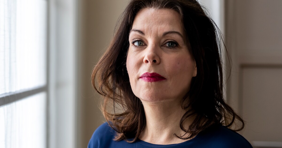 Manon Uphoff onthult nieuwe bundel bij boekhandel Roelants | Nijmegen ...