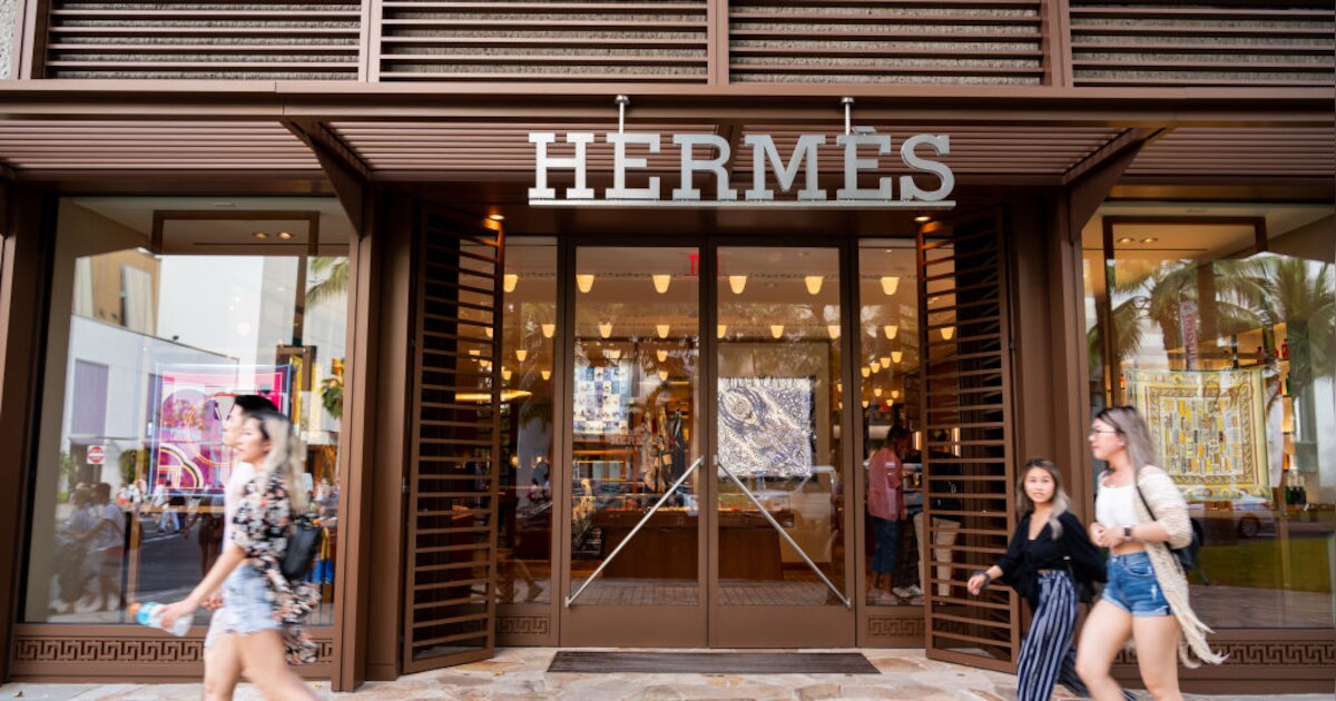 Erfgenaam Hermès adopteert Marokkaanse klusjesman om hem 5 miljard euro na te laten | Bizar ...