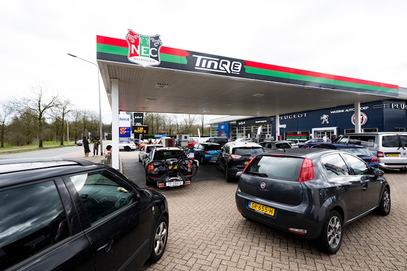 ‘Allereerste NEC-tankstation ter wereld’ opent met spotgoedkope benzine ...