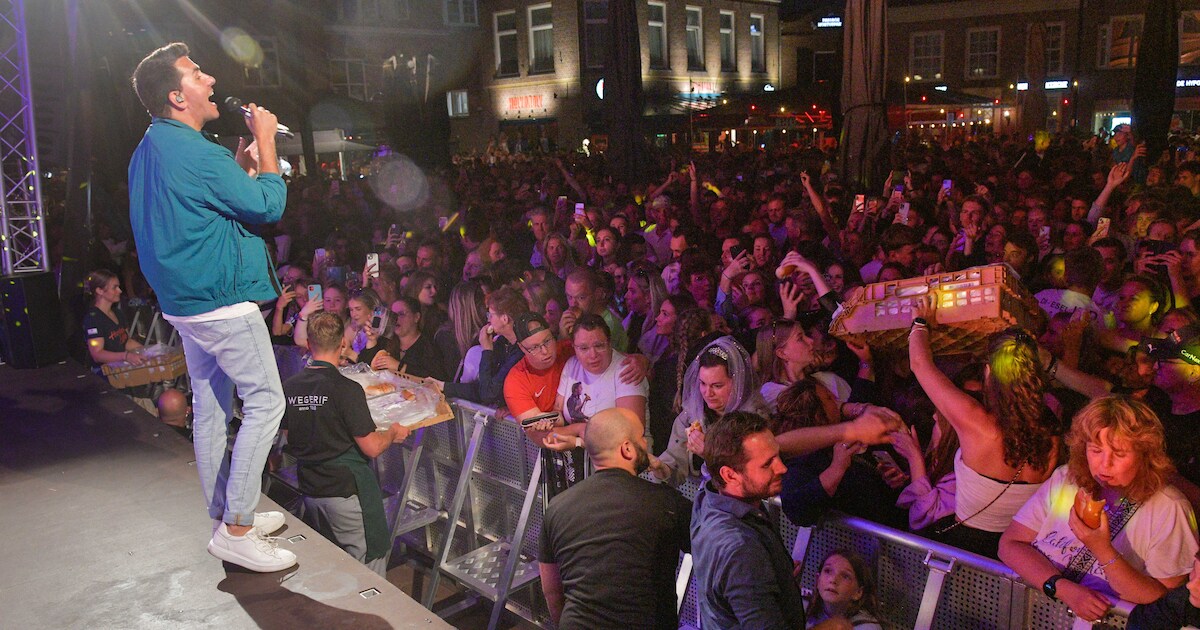 5000 broodjes paling tijdens optreden Jan Smit, ondanks kritiek ...