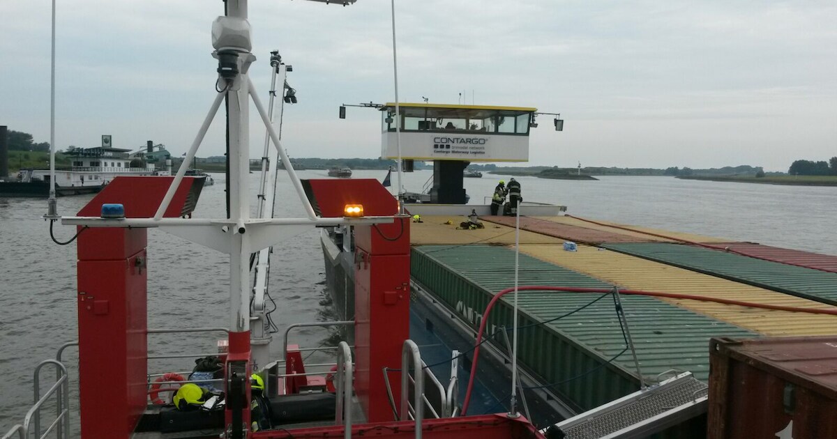 Machinekamer containerschip brandt uit bij Millingen aan de Rijn ...