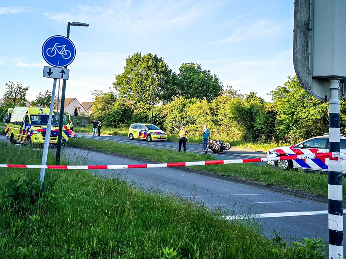 Motoragent botst tegen flitspaal en raakt zwaargewond onderweg naar ...