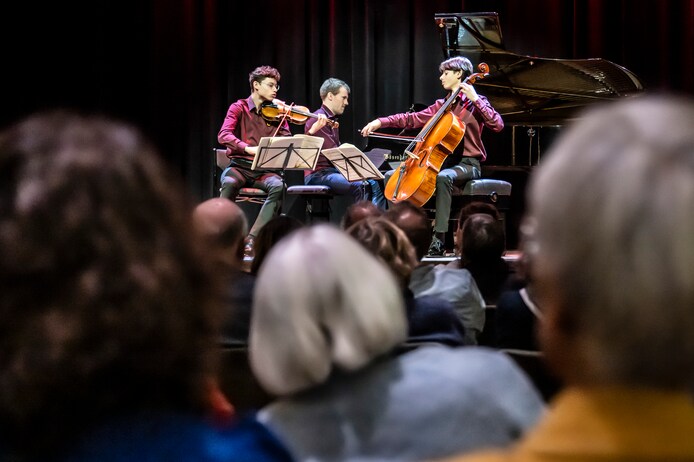 Kamermuziek viert 75 jaar in bomvolle Vereeniging met veel jonge mensen ...