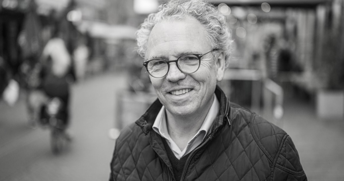 ‘Ik ben een gezegend mens’: Laurens van Lier (65), geliefde leraar en ...
