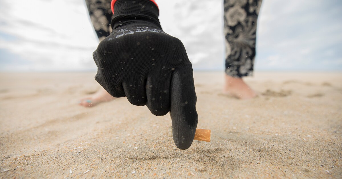 Nederlandse strand idyllisch, tot je je tenen in peuken en plastic ...