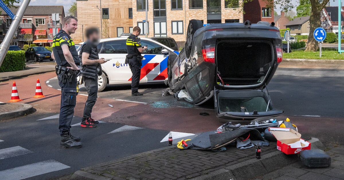 Weer aanrijding op beruchte rotonde: auto over de kop na aantikken ...