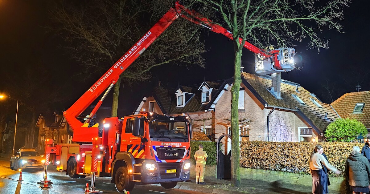 Brandweer veegt schoorsteen vanwege brand aan de Klinkenbergerweg in ...