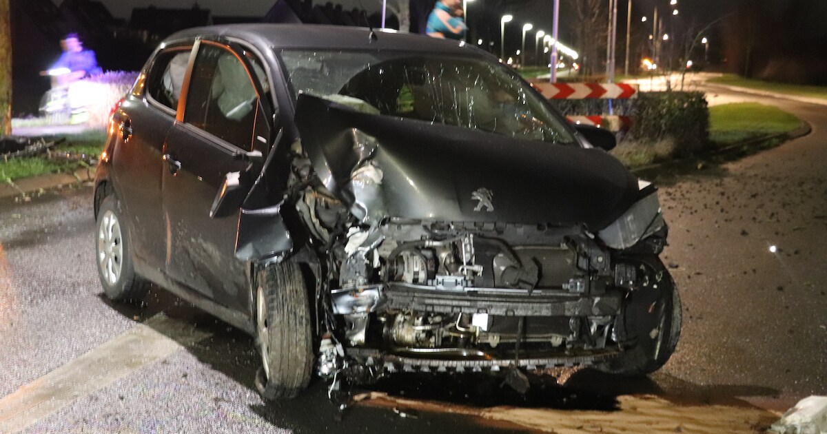 Auto maakt flinke klapper tegen boom, twee personen gewond | West ...