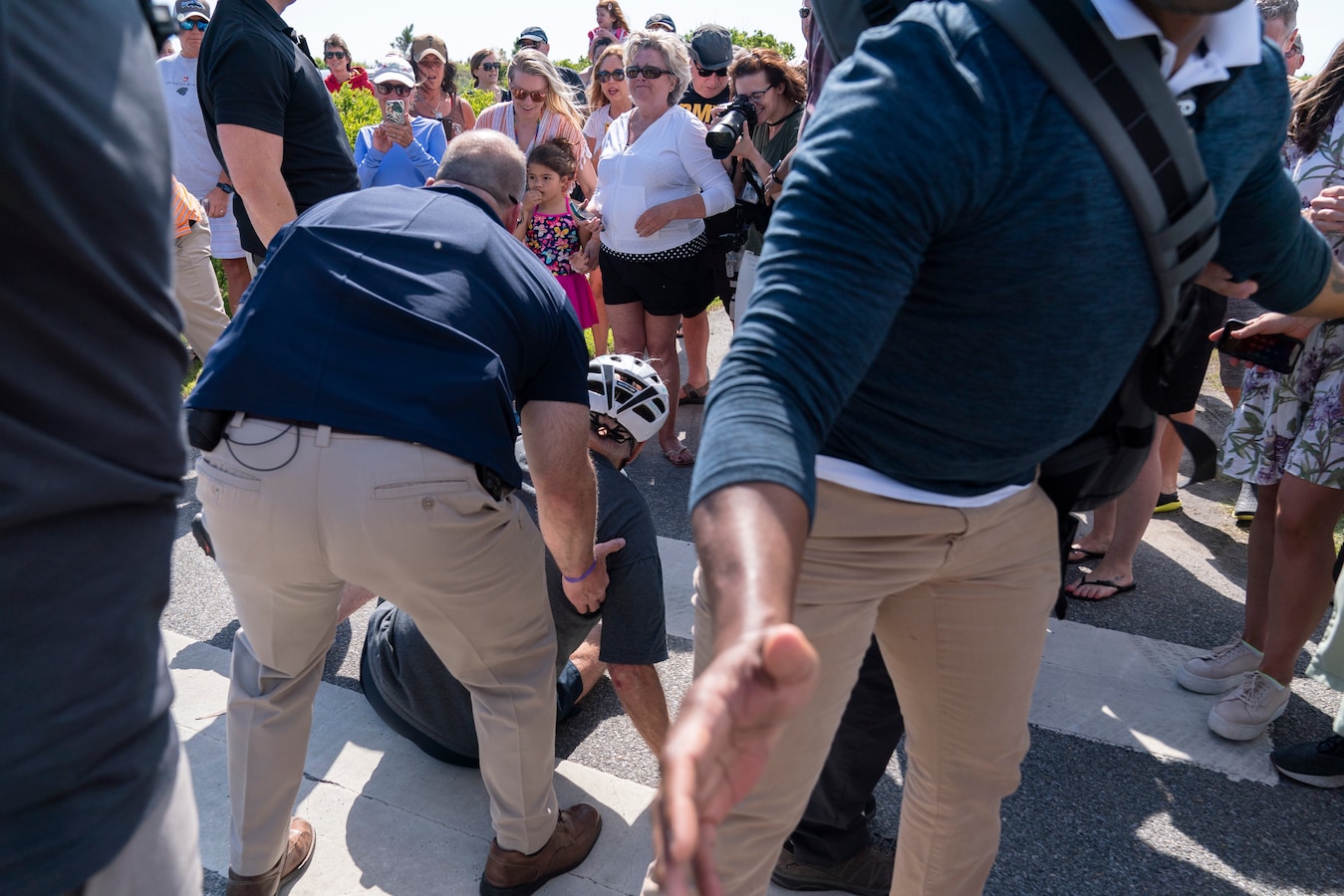 Oeps... Joe Biden valt van z'n racefiets, maar de president kan tegen ...