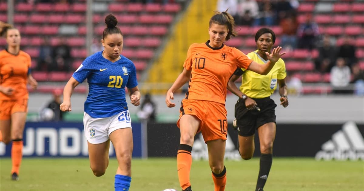 PEC Zwolle-speelsters Noordman, Rutgers en Van de Velde met Oranje O19 ...