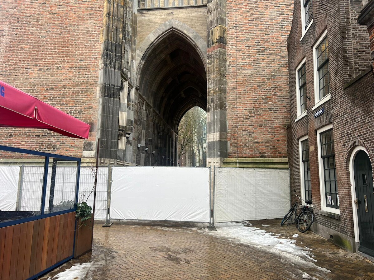 Zeventig kilo zware wijzer van klok Domtoren losgeraakt en naar beneden ...