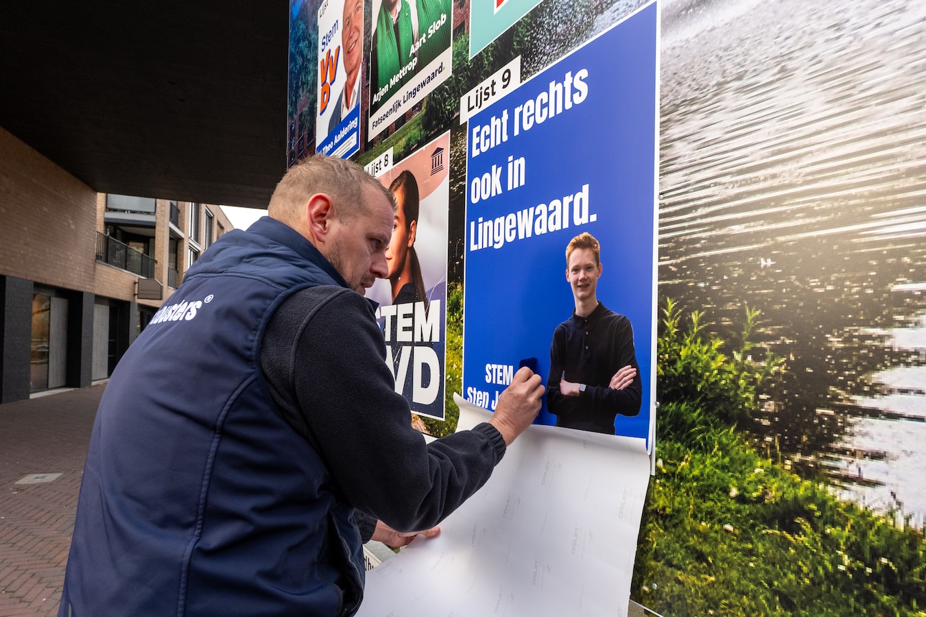Onbekende man met groente op Lingewaardse verkiezingsborden: ‘Dit is ...