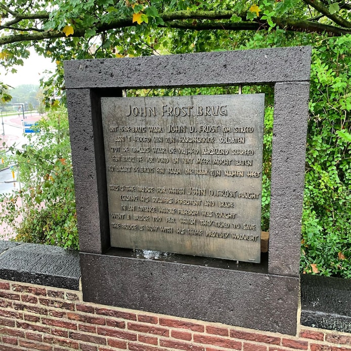 Gestolen monument op mysterieuze wijze vervangen: dit zit er achter deze foto van oorlogsheld ...