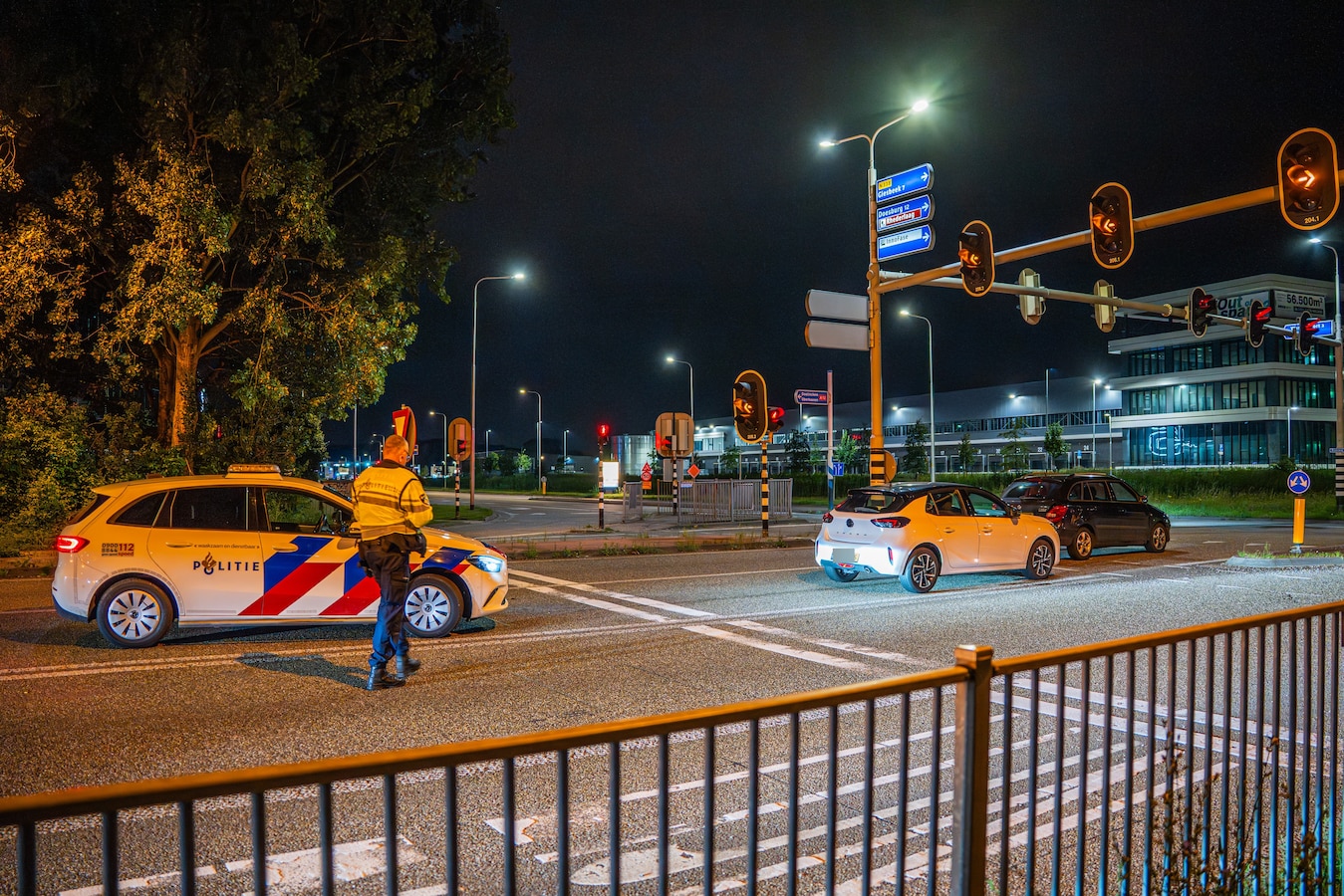 Twee auto's botsen op kruising Rivierweg met afrit A12 in Duiven | Foto ...