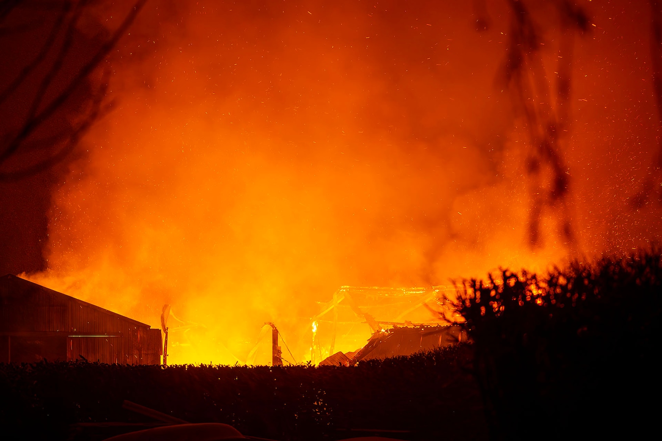 Zeer grote brand bij zorgboerderij in Oijen onder controle, bewoners en ...