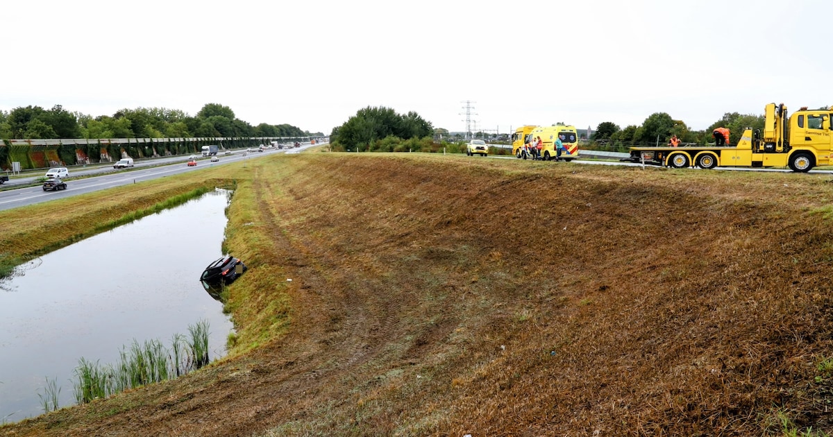 Auto raakt van de weg en rijdt sloot langs A15 in | Regio | De ...