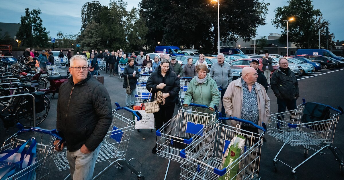 Lange rij bezoekers bij heropening supermarkt in Best: ‘Blij dat de ...