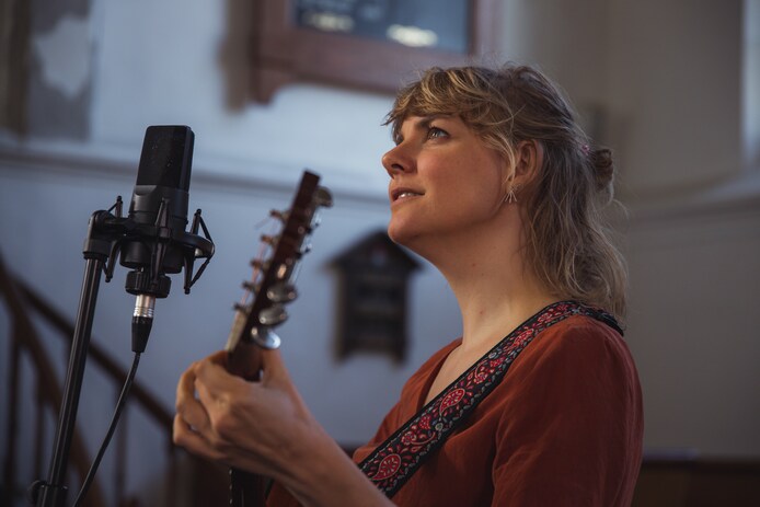 Folkmuzikante Sophie Janna en Gemertenaar Onze Martinus spelen in 't ...