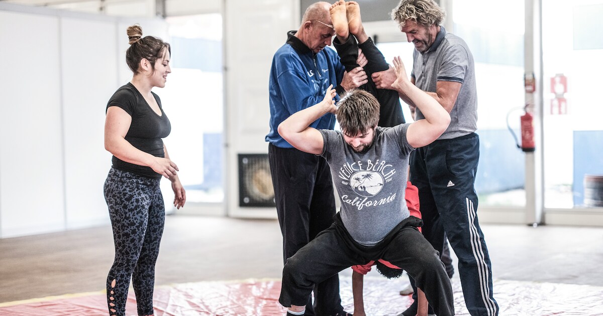 Acrobatische stunts én een kapotte achteras; Doetinchemse vluchtelingen doen workshop acrobatiek ...