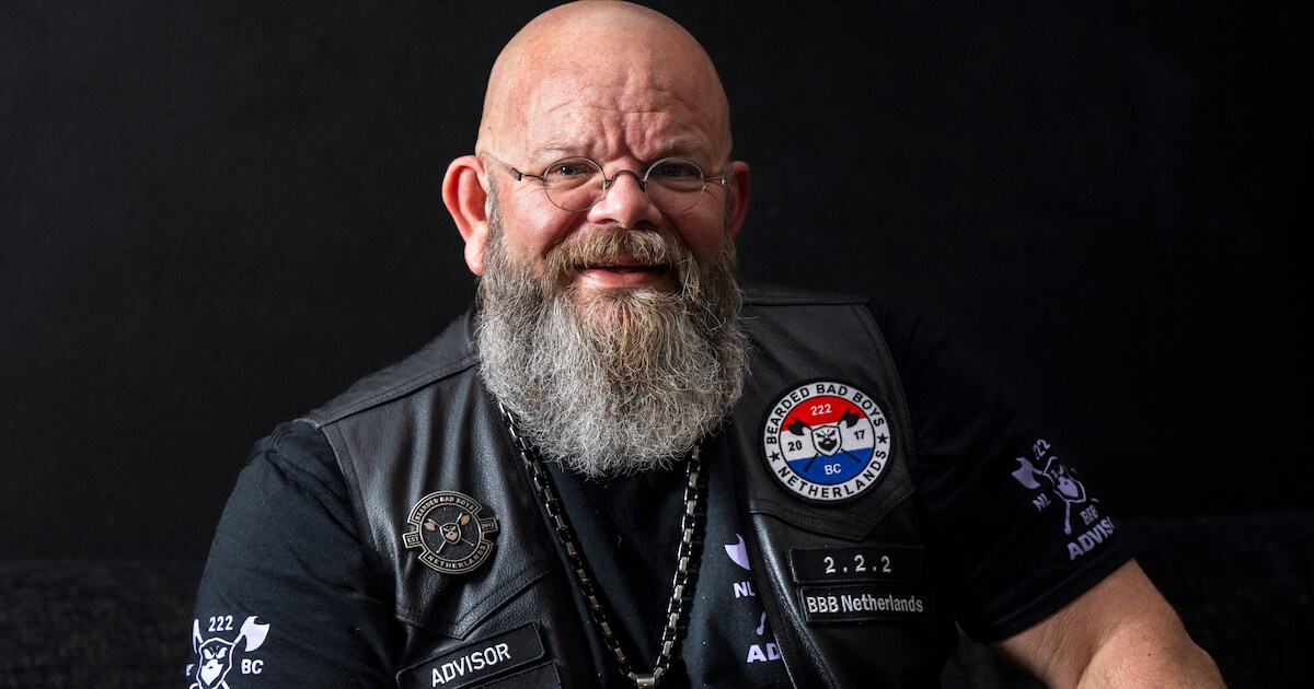 Ron is na pittige ceremonie lid van vervaarlijk ogende Bearded Bad Boys ...