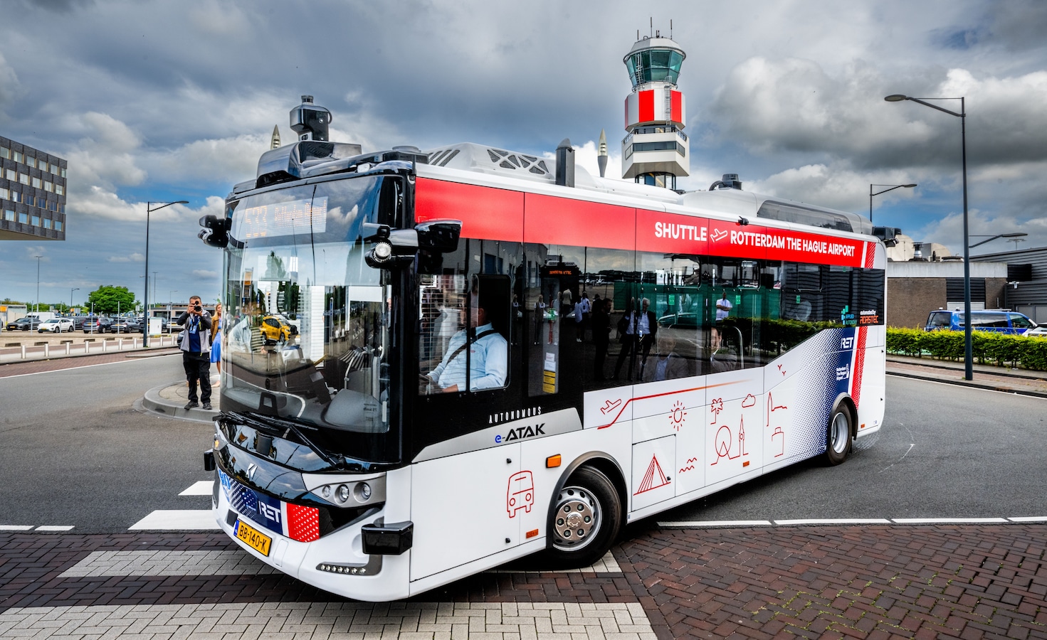 Eerste zelfrijdende bus van Nederland trapt bij verrassingen hard op de ...