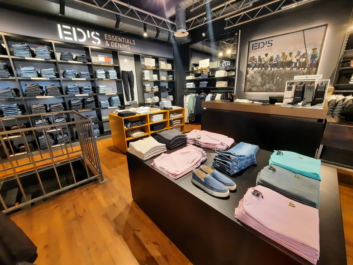 Edwin opent merkkledingwinkel op plek waar Tommy Hilfiger zat | Foto ...