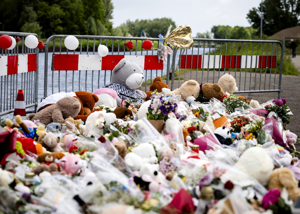 Nog twee verdachten opgepakt voor stelen van knuffels op gedenkplek Jeffrey en Emma | Foto ...