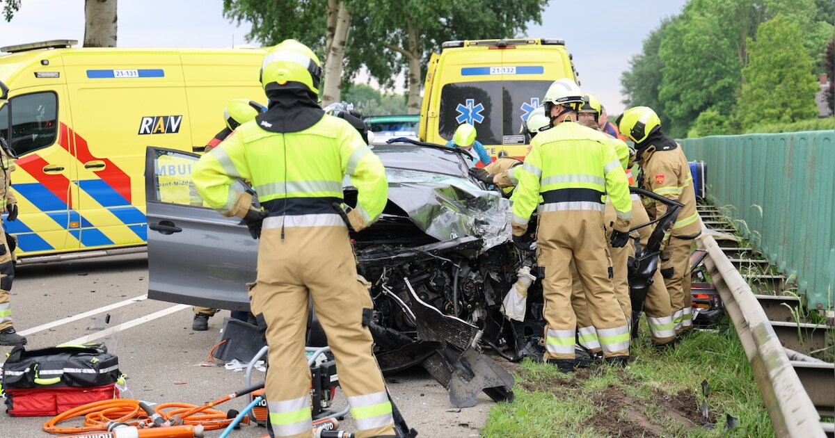 Flinke botsing tussen personenauto en bestelbus: traumahelikopter opgeroepen | 112 nieuws Land ...